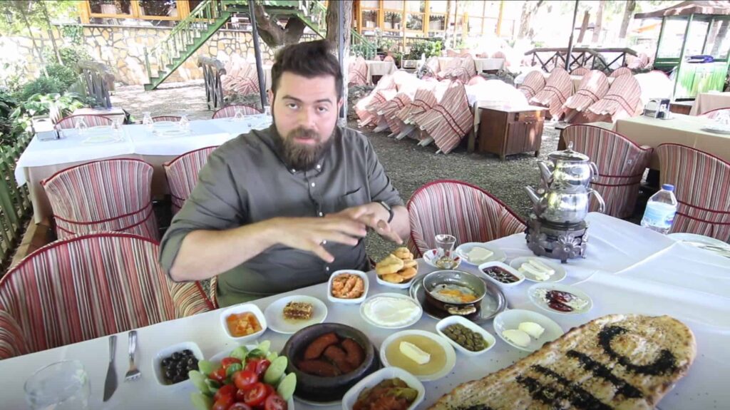 Azka Akl Fi Alalam : Jelajah Kuliner Food Blogger Basil - Viu