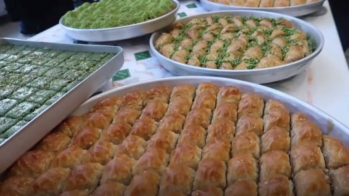 Azka Akl Fi Alalam : Jelajah Kuliner Food Blogger Basil - Viu