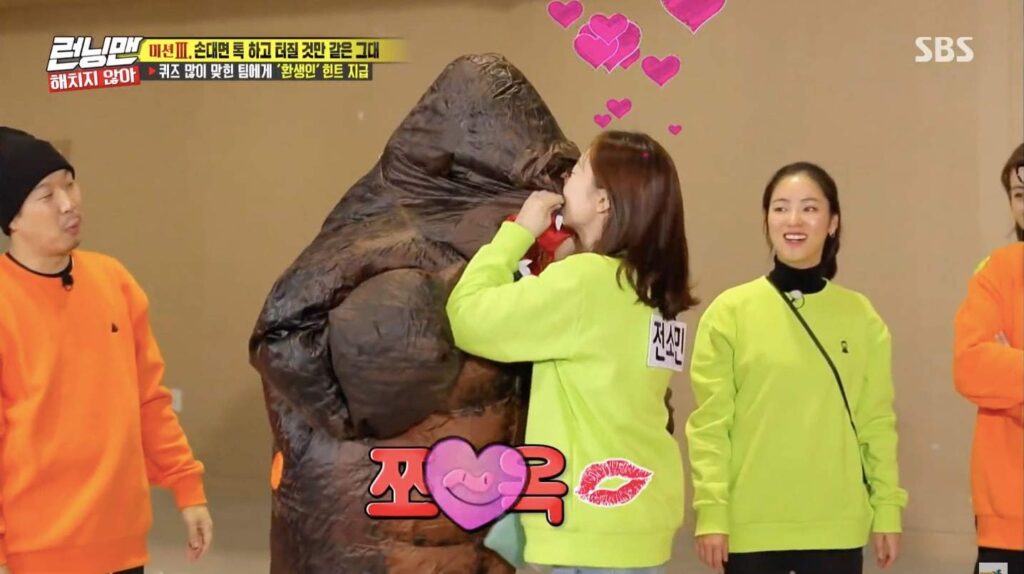 Running Man Episode 485 : Jun So Min Cium Yang Se Chan dengan Kostum ...