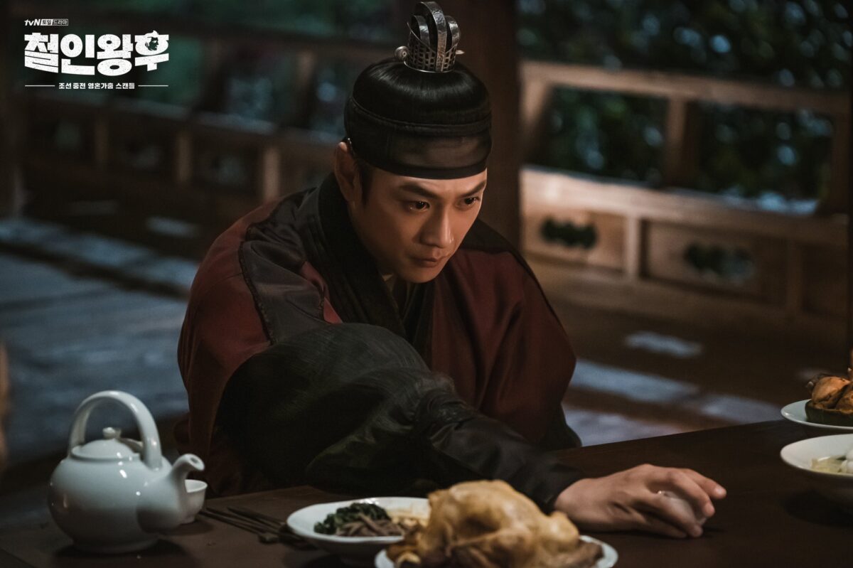 Beda Karisma Raja Cheoljong dan Kim Byeong In di Mr. Queen - Viu