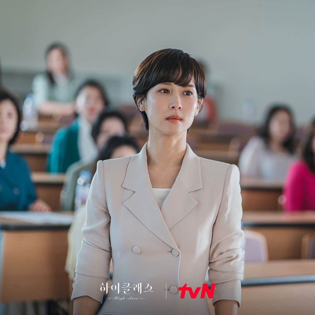 Preview High Class Episode 5: Jo Yeo Jeong Menolak Diintimidasi oleh Ibu-Ibu Lain! - Viu