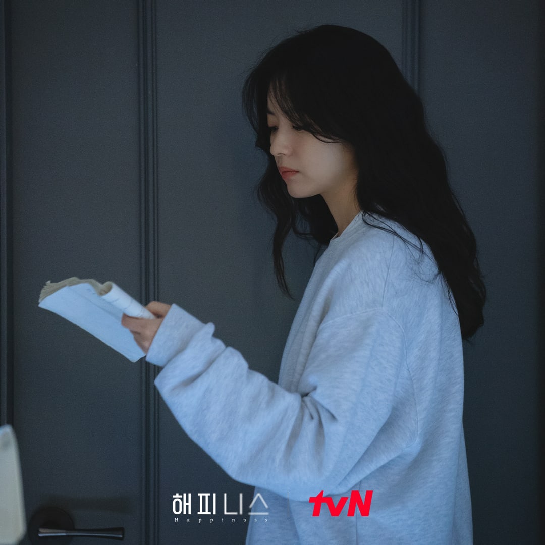 Park Hyung Sik dan Han Hyo Joo Tampilkan Fokus dan Keseriusan saat Syuting Happiness! - Viu