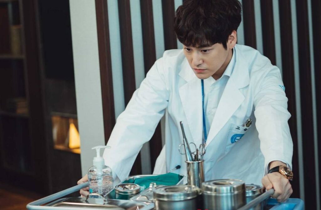 5 Bukti Kecerdasan Go Seung Tak di Ghost Doctor yang Bikin Kagum - Viu