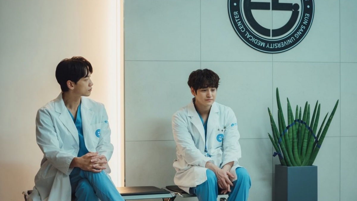 Kegalauan Kim Bum Karena Pertemanannya dengan Rain di Ghost Doctor - Viu