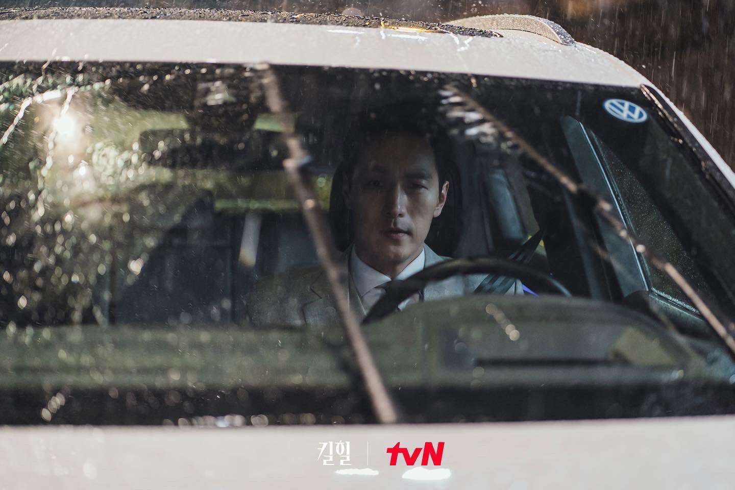 Preview Kill Heel Episode 3: Pertemuan Dramatis Kim Ha Neul dan Kim Jae Chul di Tengah Hujan - Viu