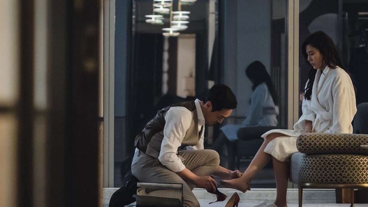 Preview Kill Heel Episode 3: Pertemuan Dramatis Kim Ha Neul dan Kim Jae Chul di Tengah Hujan - Viu