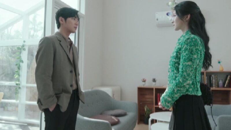 Preview Eve Episode 1: Lee Sang Yeob yang Menatap Teduh Seo Ye Ji - Viu