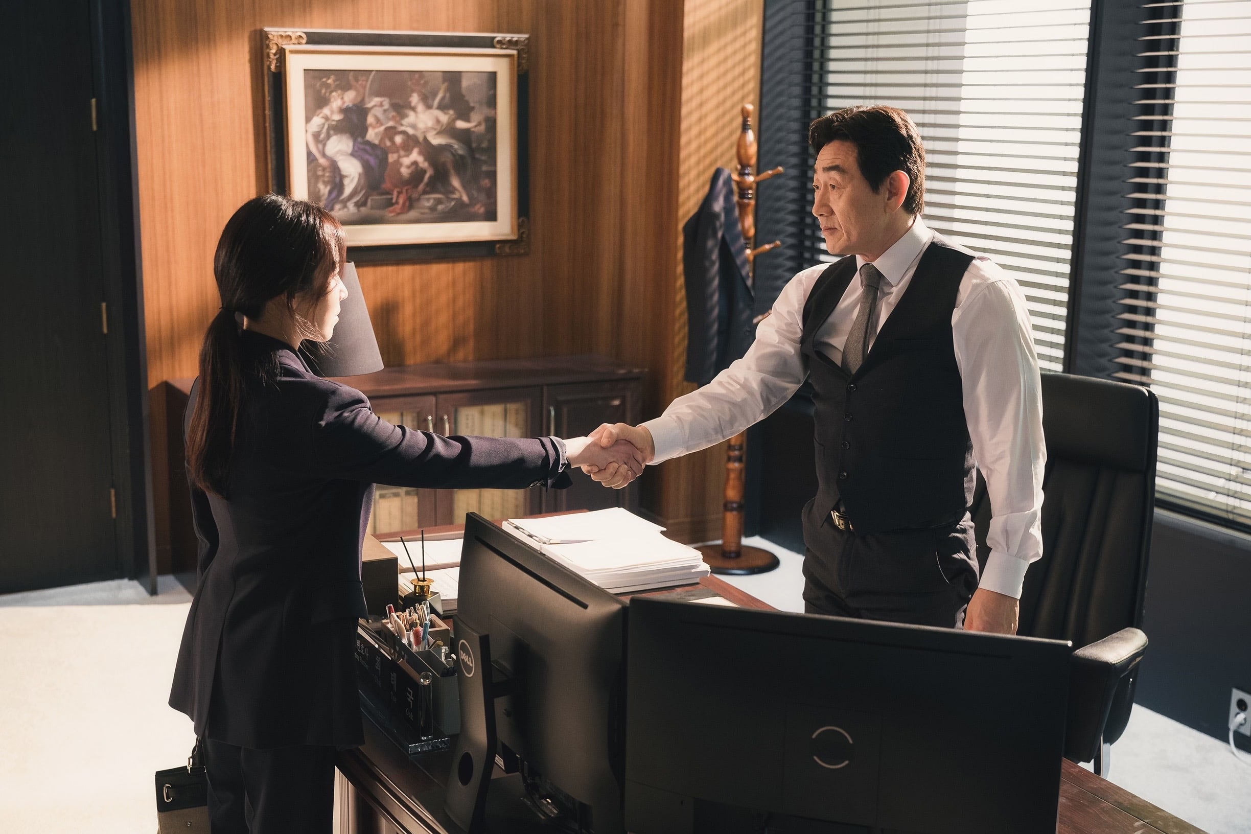 3 Teka-Teki Akan Segera Terungkap pada Paruh Kedua Why Her? - Viu