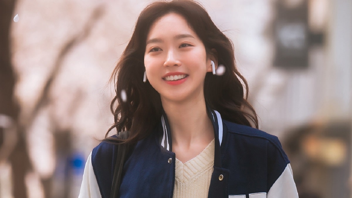 Han Ji Hyun Pancarkan Pesona Ceria saat jadi Mahasiswa Baru di Cheer Up - Viu