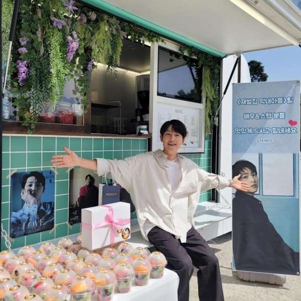 Song Joong Ki Pamerkan Hadiah di Lokasi Syuting Reborn Rich | Viu
