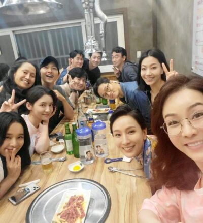 Pemeran Reborn Rich Habiskan Waktu Bersama, Akrab Banget! - Viu