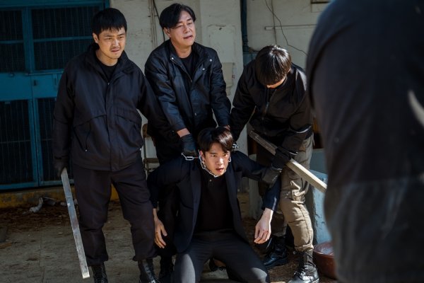 Preview Blind Episode 10: Taecyeon Berusaha Selamatkan Ha Seo Jin yang Disandera - Viu