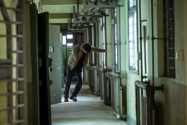 Preview Blind Episode 9: Taecyeon Berusaha Selamatkan Tersangka Pembunuhan Joker - Viu