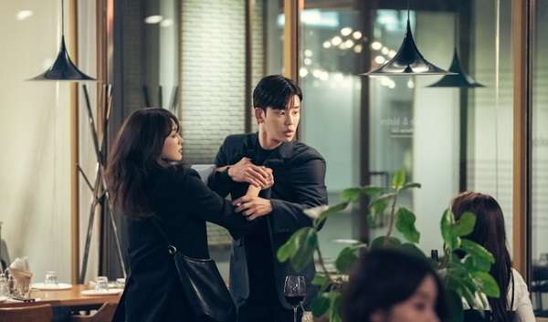 Preview Red Balloon Episode 4: Jung Yoo Min Melampiaskan Kemarahannya pada Seol Jung Hwan - Viu