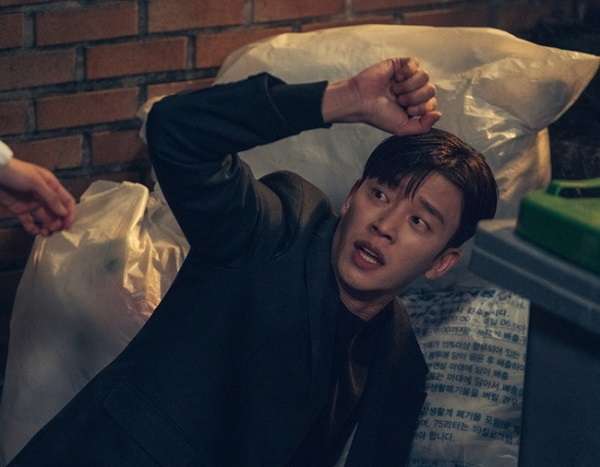 Preview Red Balloon Episode 4: Jung Yoo Min Melampiaskan Kemarahannya pada Seol Jung Hwan - Viu