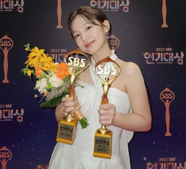 Pidato Mengharukan Lee Eun Saem Saat Menerima Penghargaan Rookie Setelah 16 Tahun Debut Viu