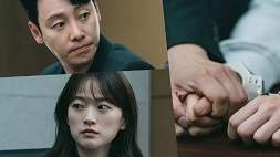Preview Delightfully Deceitful Episode 15: Kim Dong Wook Genggam Erat Tangan Chun Woo Hee di ...