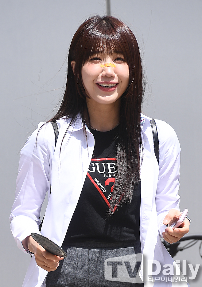 Anggota Apink Berfoto Saat Menuju JTBC Studio untuk Syuting Knowing ...