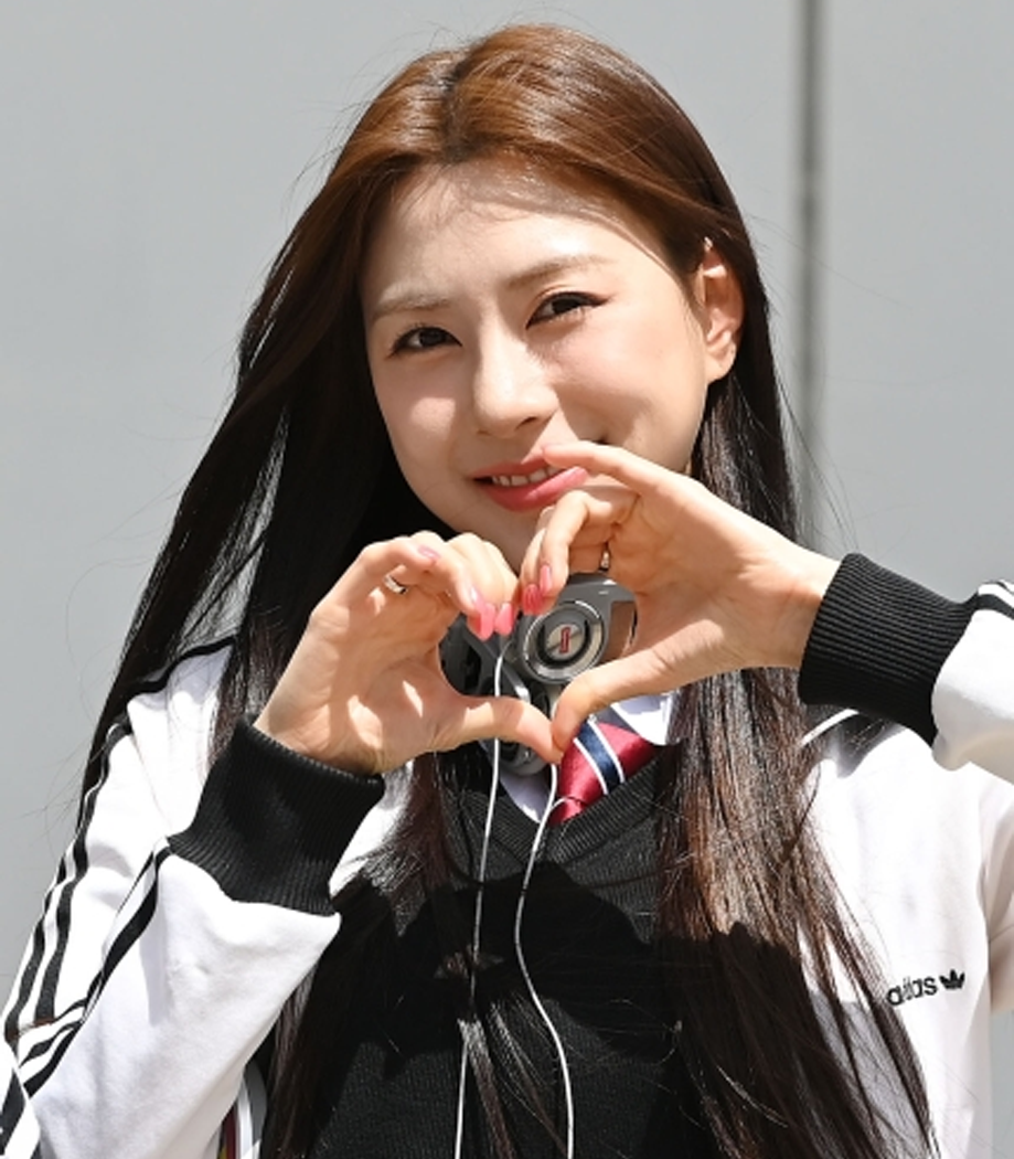 Anggota Apink Berfoto Saat Menuju JTBC Studio untuk Syuting Knowing ...