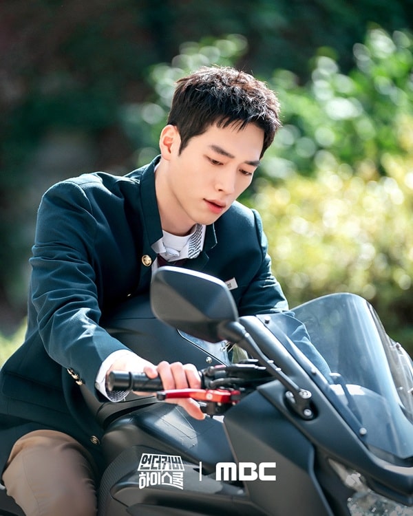 Seo Kang Joon Berubah dari Siswa Biasa Menjadi Agen Rahasia yang Tangguh dalam Drama Undercover ...