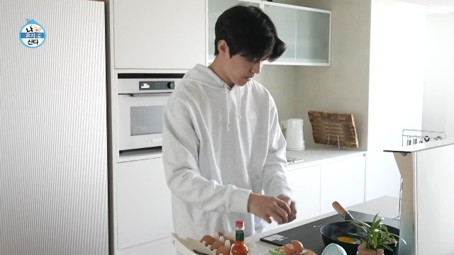 โดอุน DAY6 โชว์ชีวิตลำพังของมือกลองใน I Live Alone - Viu